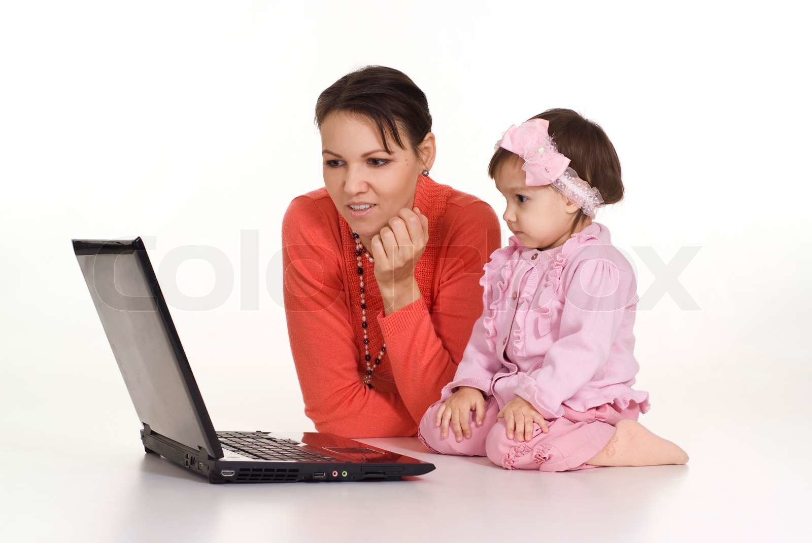 Mutter mit Tochter und Laptop | Stock Bild | Colourbox