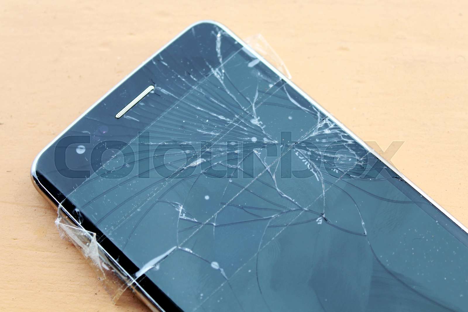 Kaputtes Smartphone | Stock Bild | Colourbox