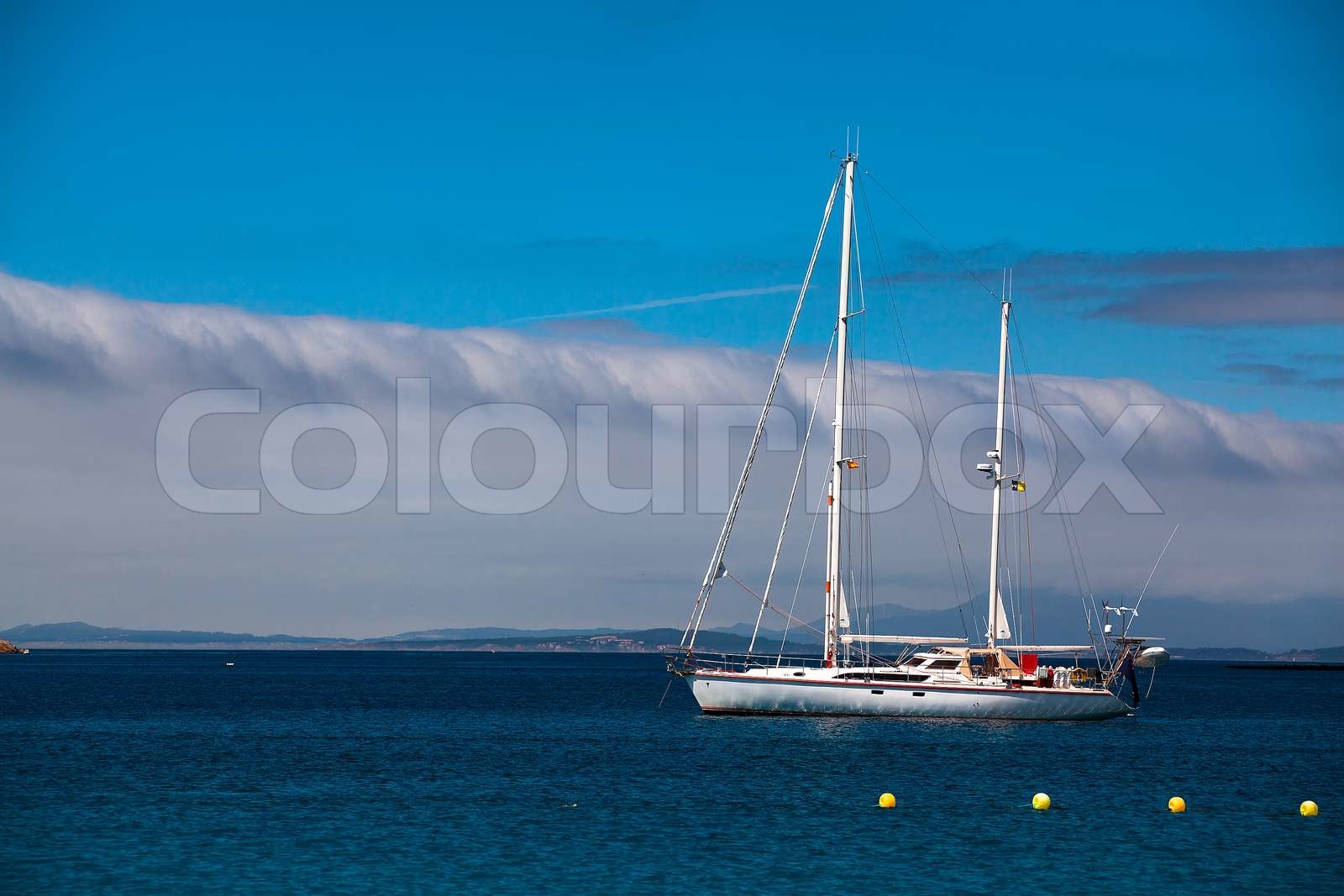 Weiße Segel-Yachten auf dem Meer Segeln | Stock Bild | Colourbox