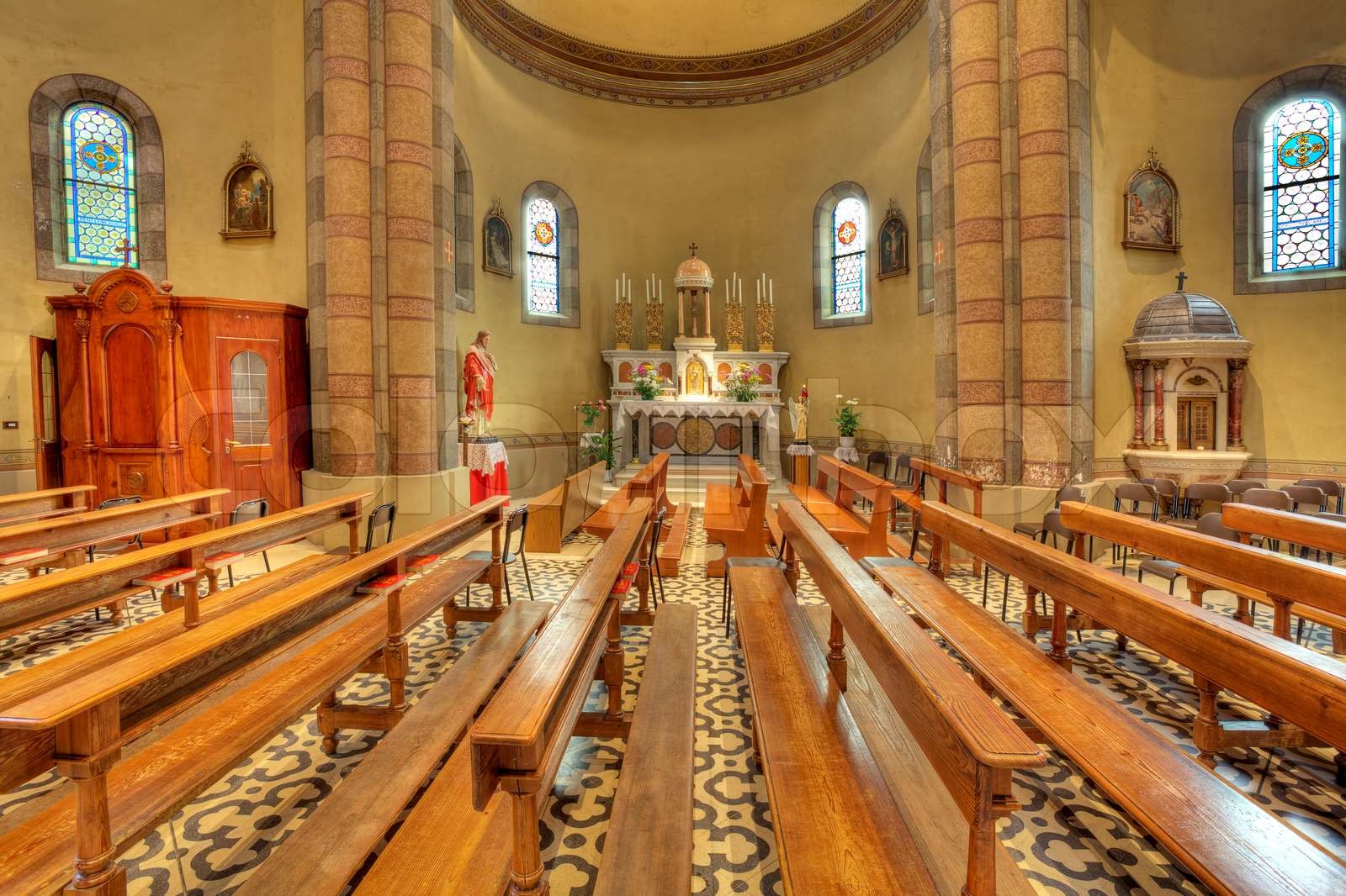 Katholische Kirche innen anzeigen, Alba, Italypews und Altar zwischen ...