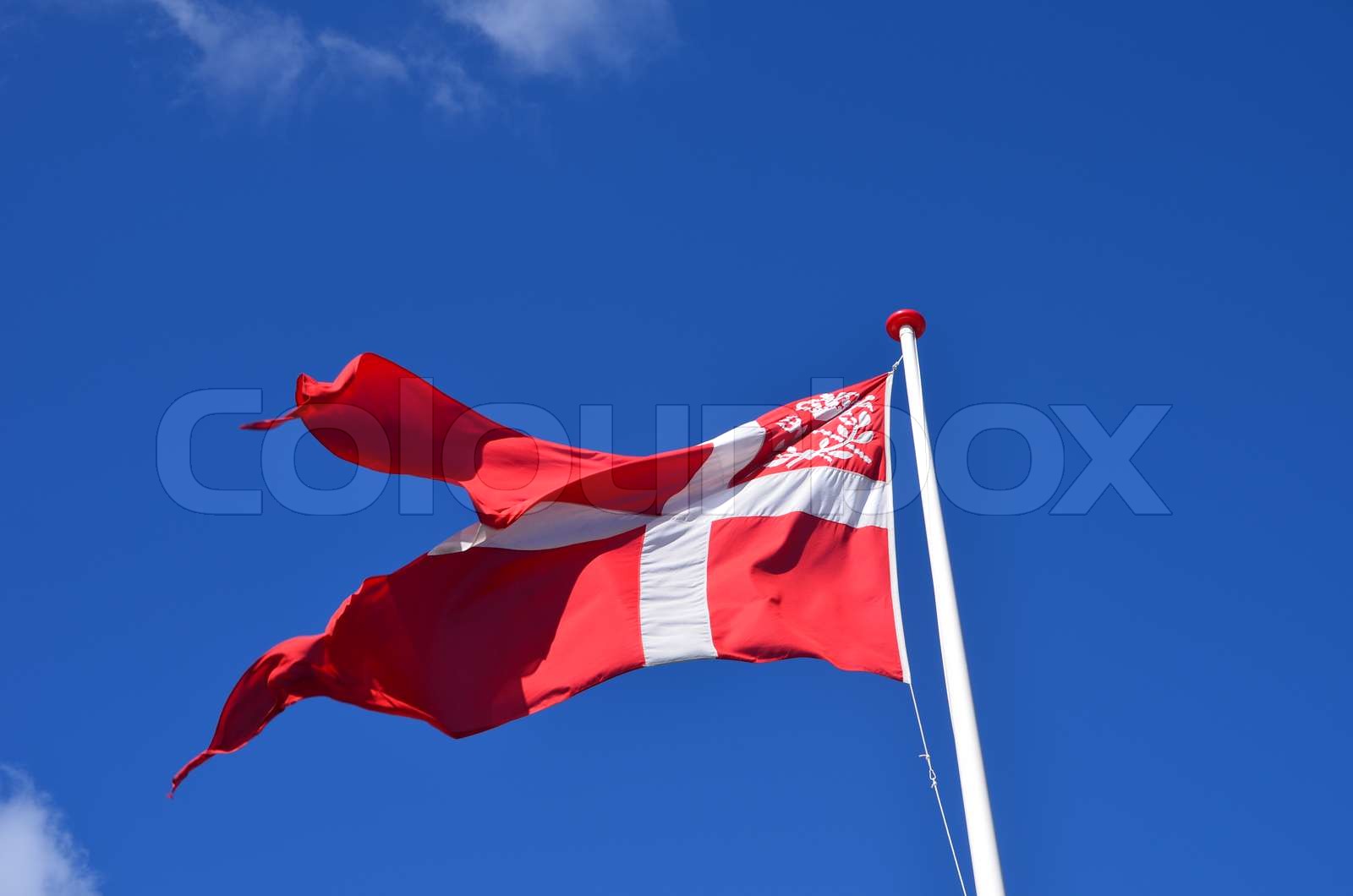 Dansk vimpel flag i flagsten om med flot blå himmel | Stock foto ...
