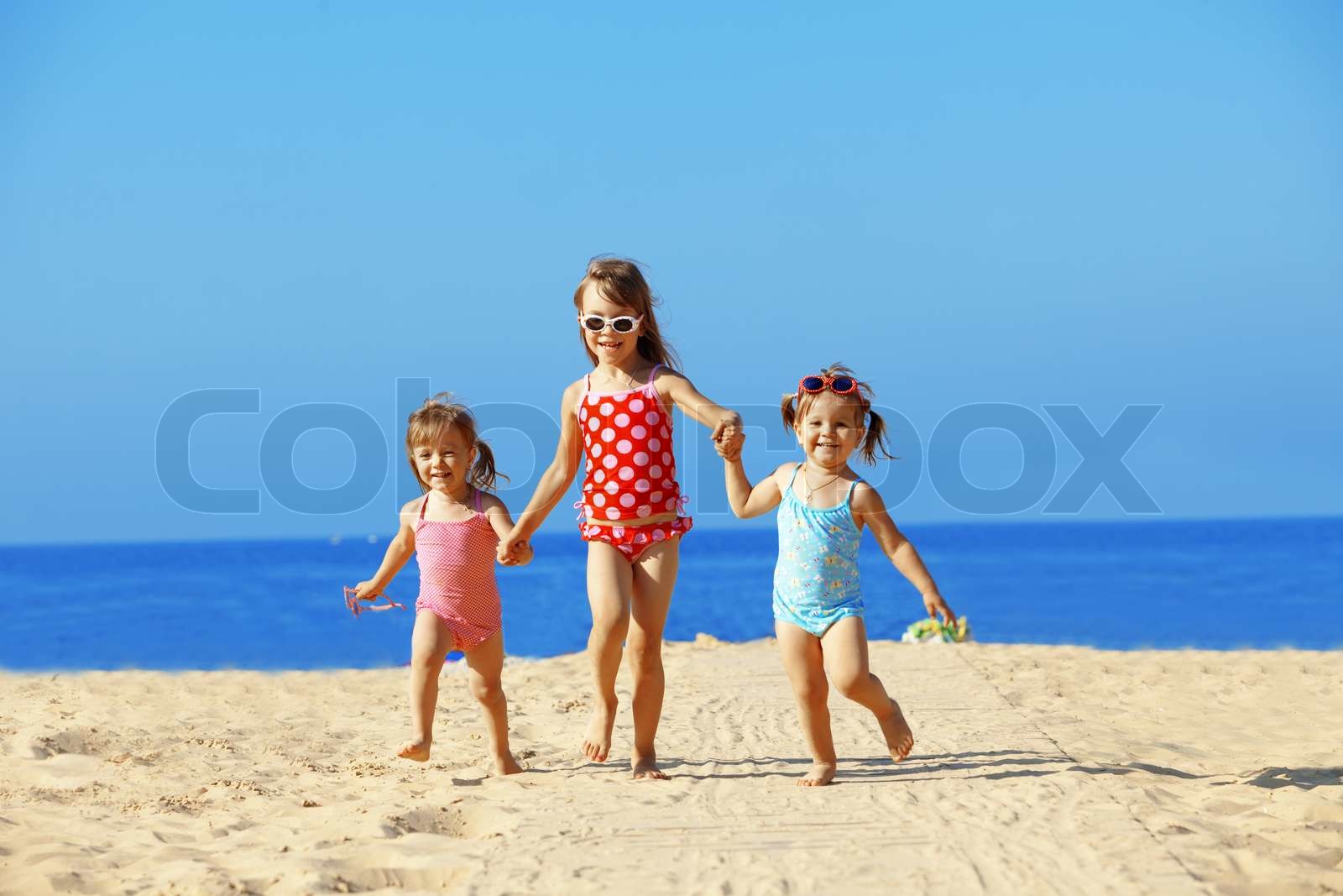 Kinder spielen am Strand | Stock Bild | Colourbox