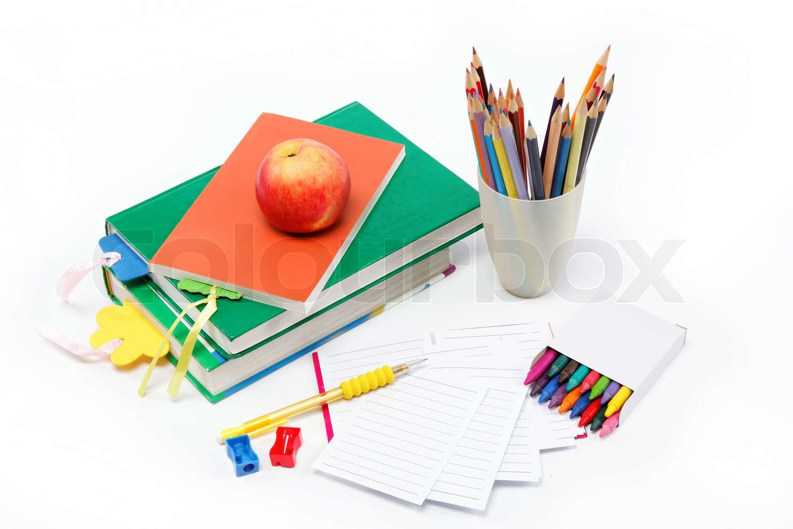 Schulmaterial: Notebook, Stifte, Bleistifte, Bücher, ein Apfel auf ...