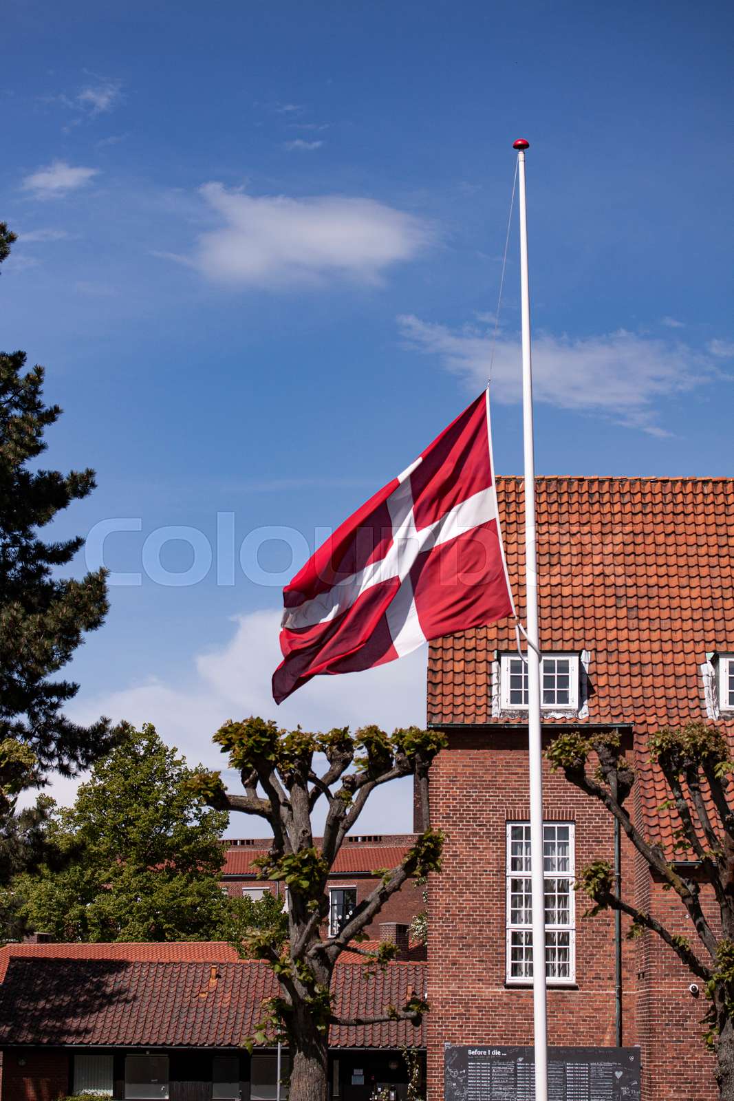 Dansk Dannebrog flag på halv stang betyder sorg på grund af død eller ...