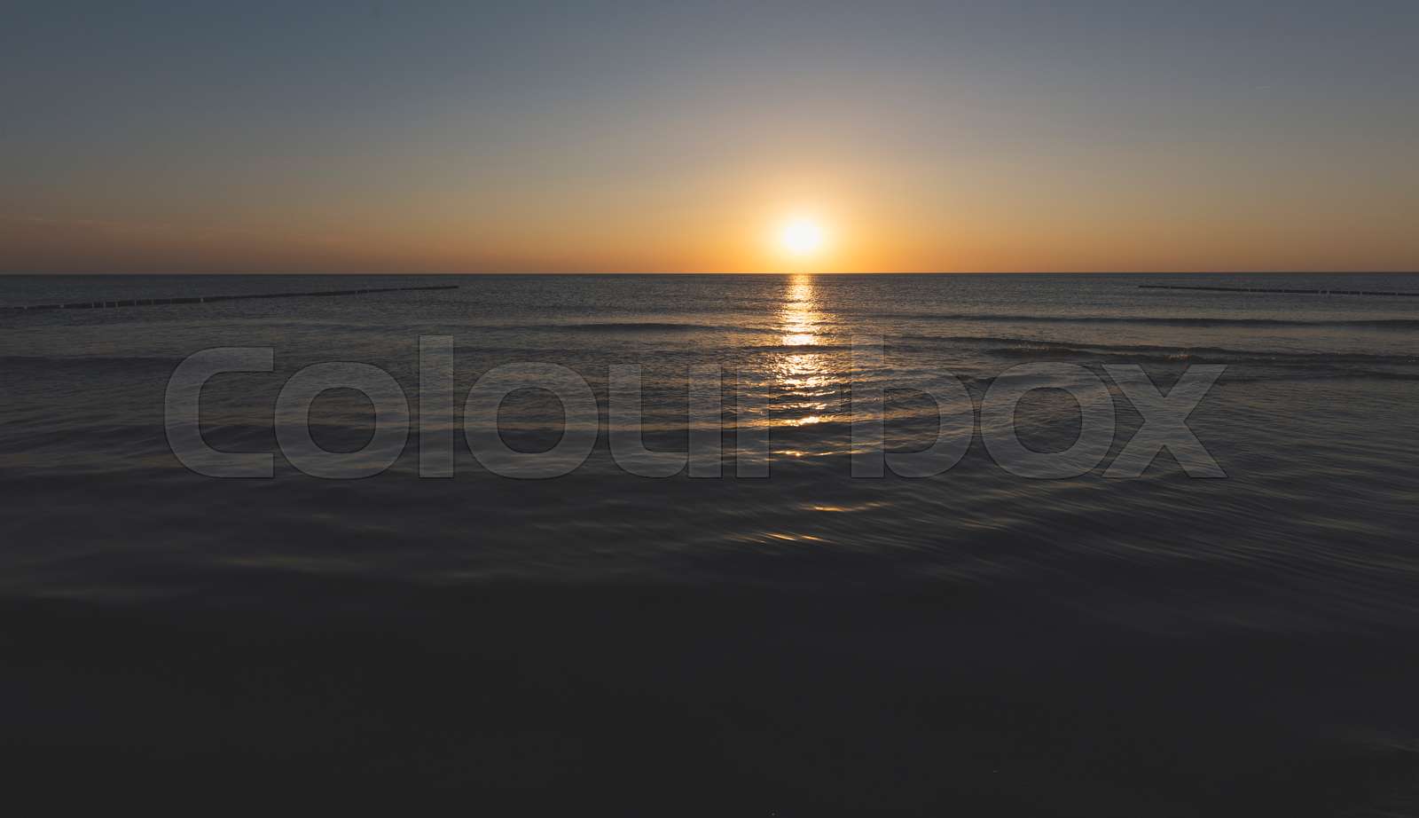 sunset over the horizon of the ocean with cloudless sky | Stock Bild ...