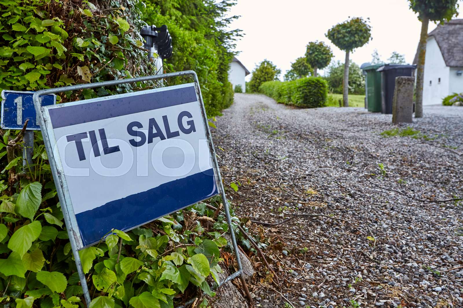 Til salg skilt i indkørsel | Stock foto | Colourbox