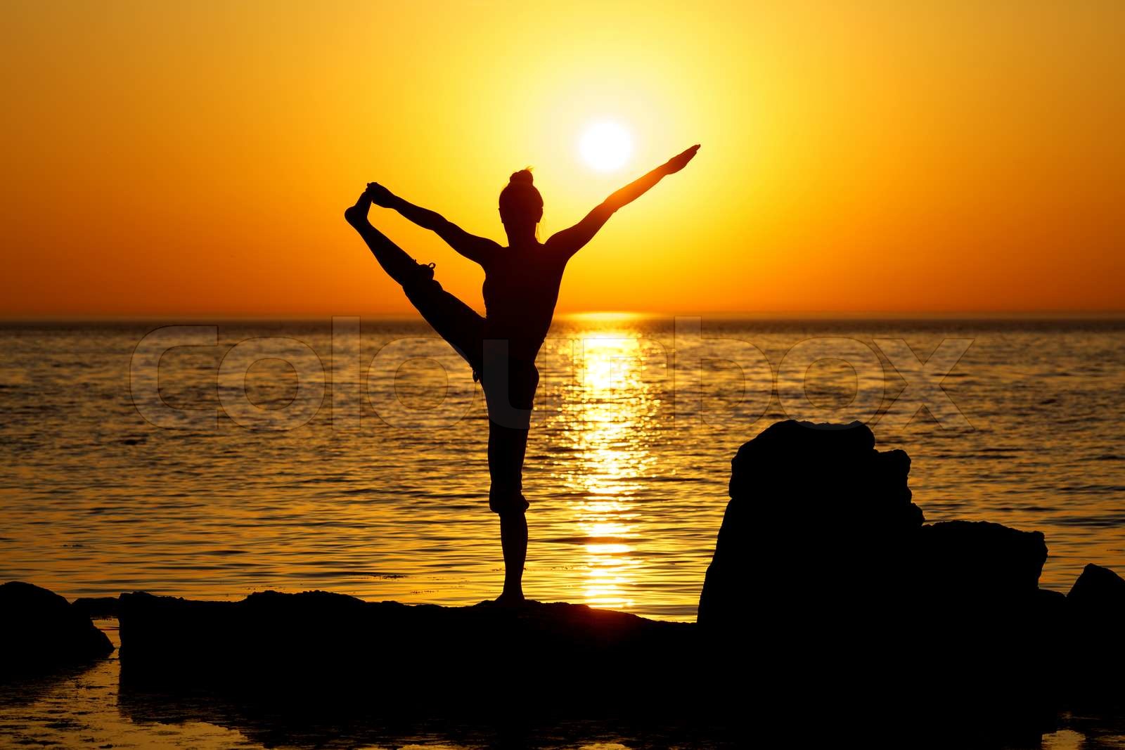 yoga, solnedgang, strand | Stock foto | Colourbox