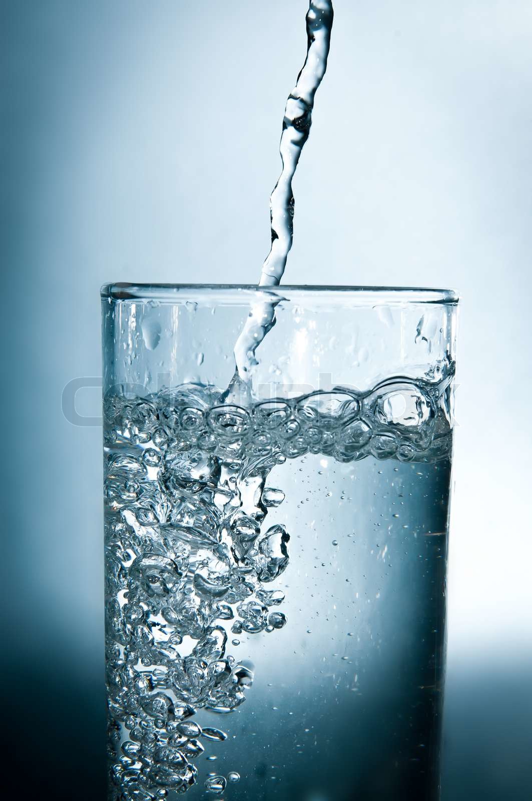 das Wasser im Glas | Stock Bild | Colourbox