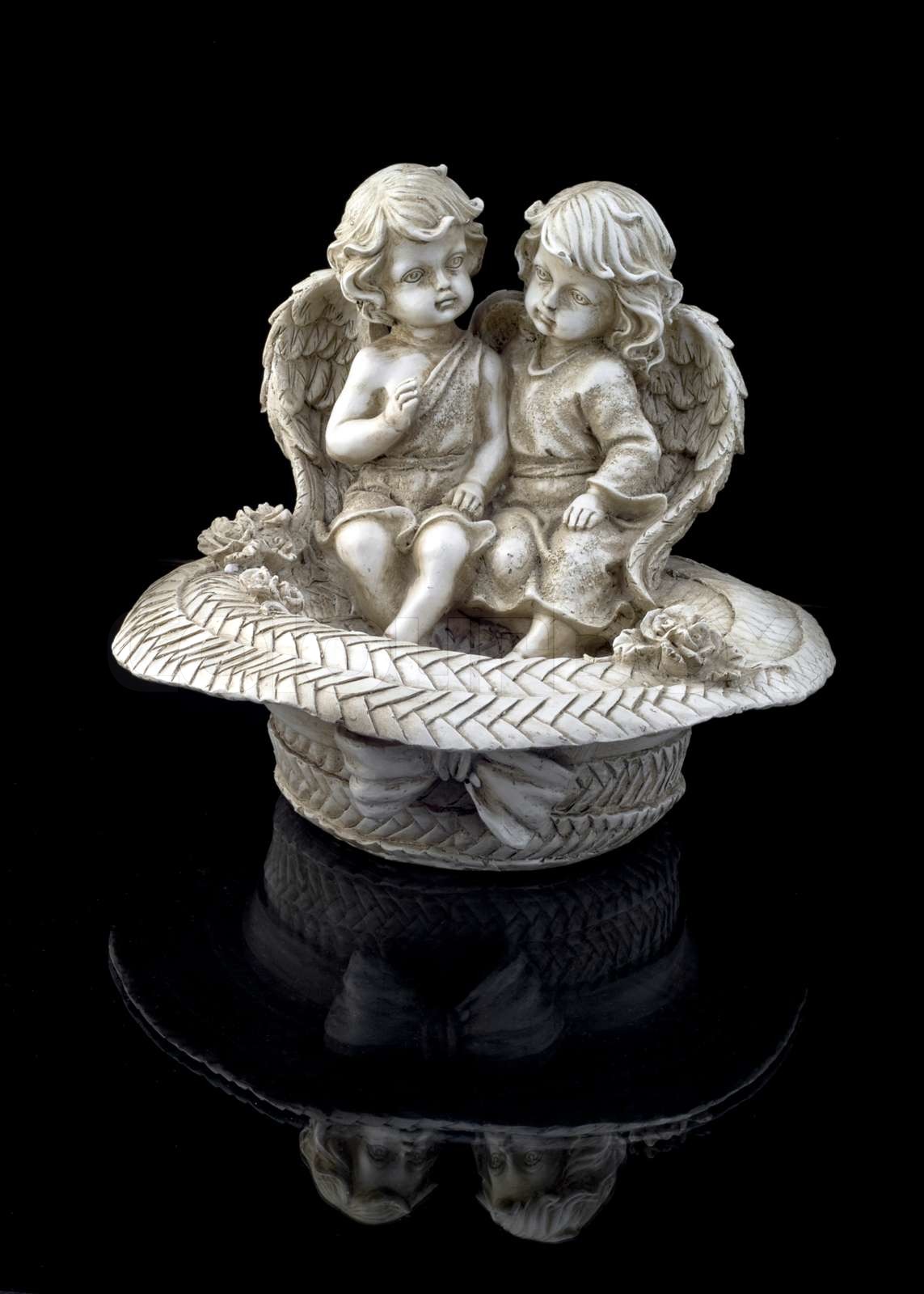 schöne Engel in der Flecht-Hut über schwarz | Stock Bild | Colourbox