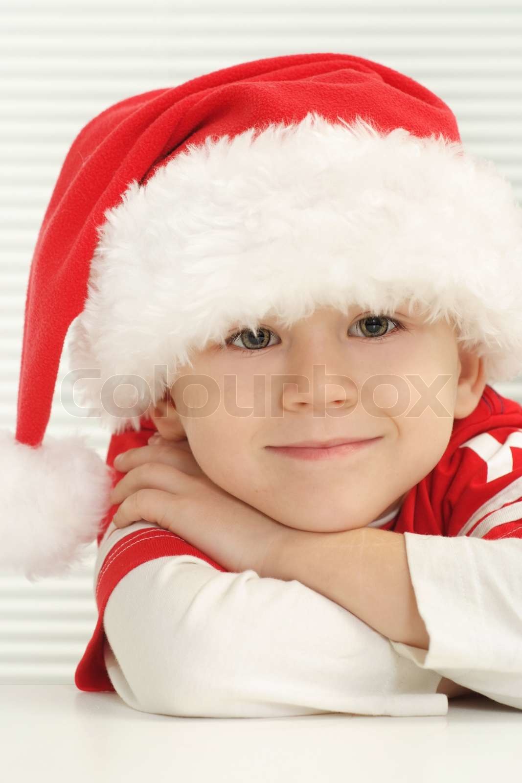 ein kleiner Junge sitzt | Stock Bild | Colourbox