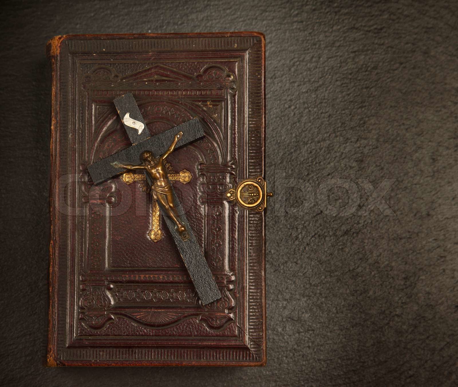 alte Bibel mit dem Kreuz | Stock Bild | Colourbox