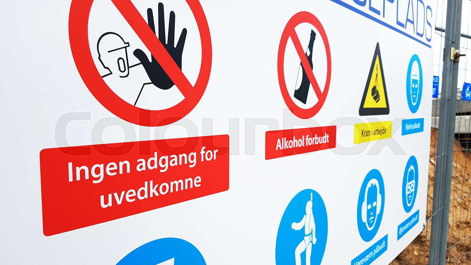 Skiltning med sikkerhedsregler på byggeplads | Stock foto | Colourbox