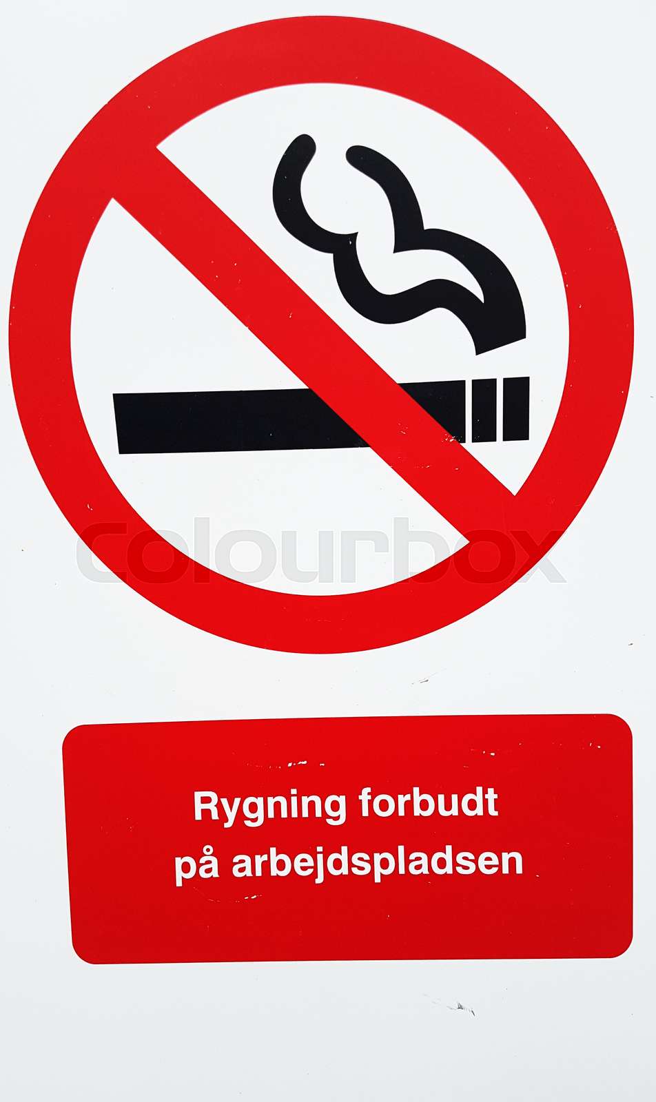 Skilt der illustrerer rygning forbudt på området | Stock foto | Colourbox