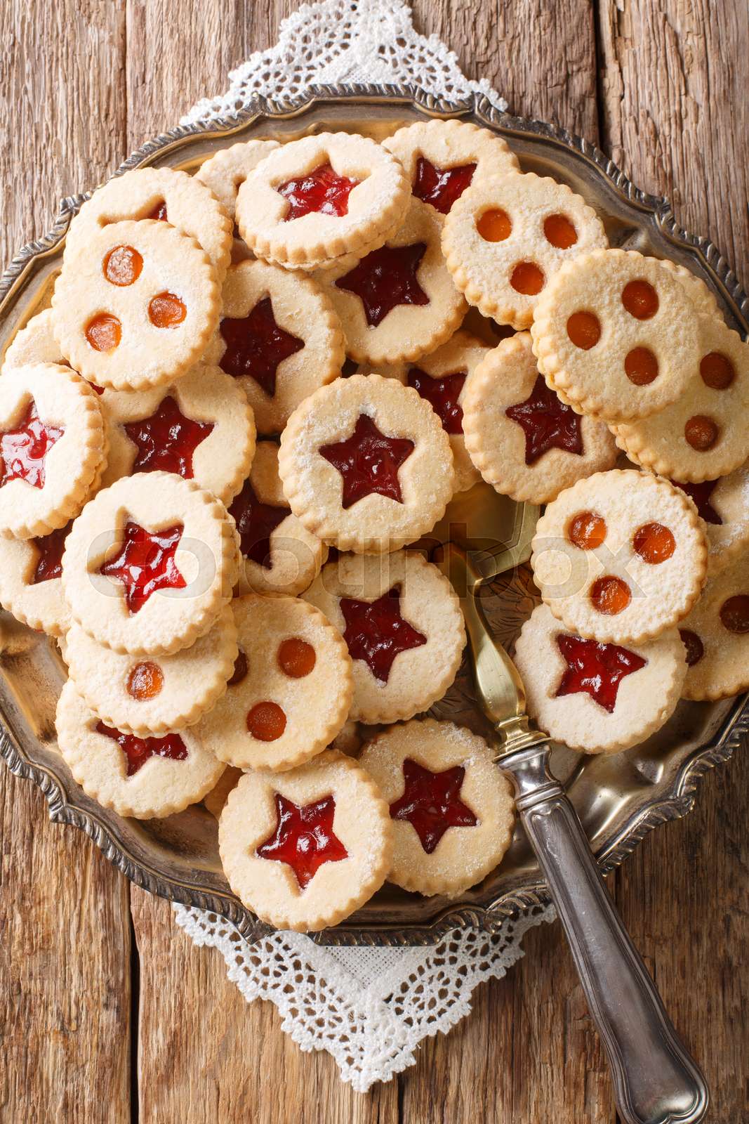 Traditional Austrian christmas cookies - Linzer biscuits filled with ...