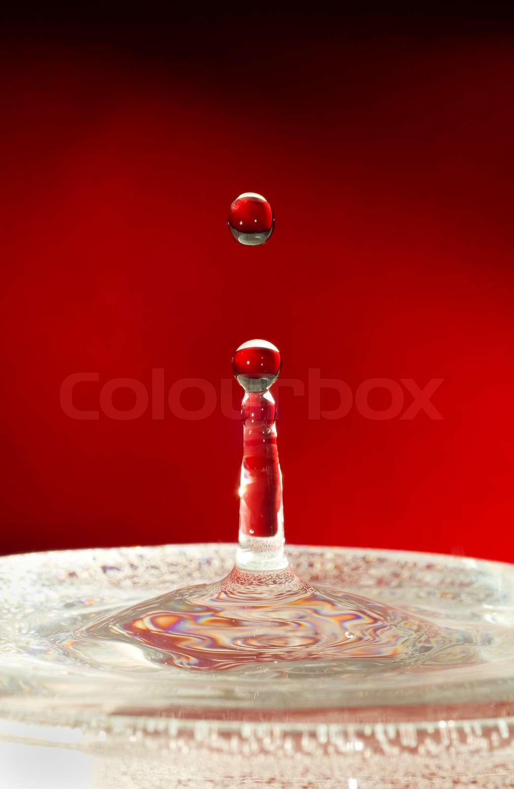 sofortige fallende Wassertropfen | Stock Bild | Colourbox