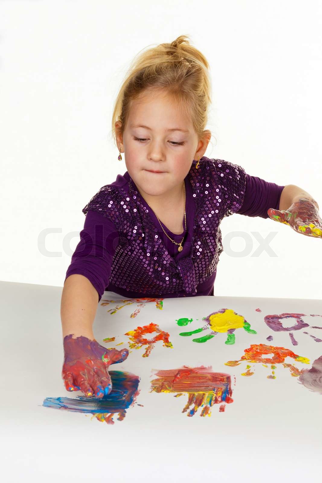 Kinder malen mit Fingerfarben | Stock Bild | Colourbox