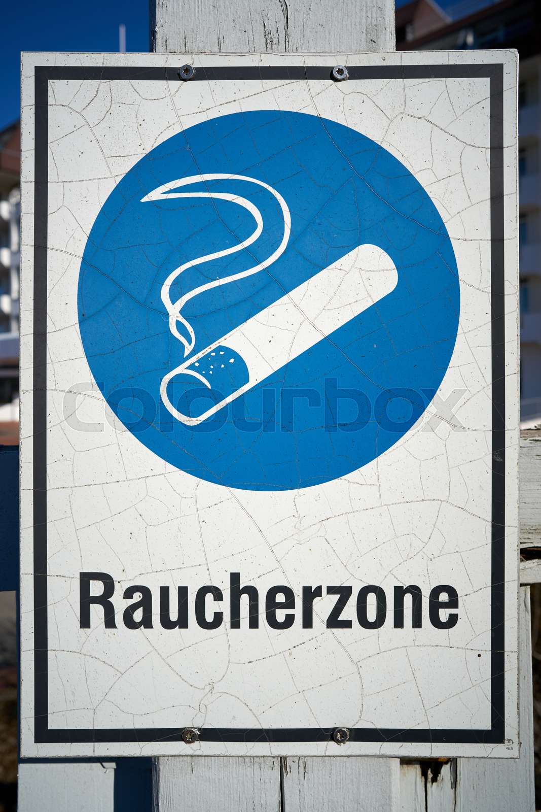 Schild mit der Aufschrift "Raucherzone" | Stock Bild | Colourbox