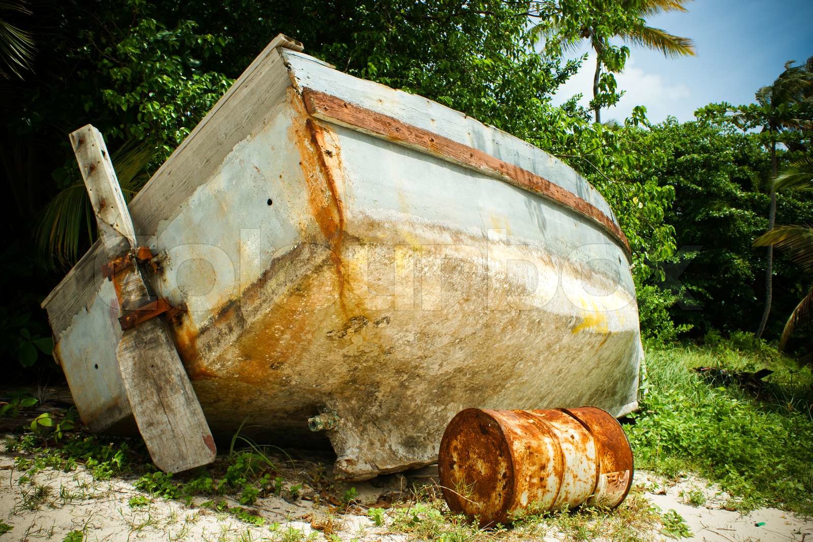 Boot gestrandet am Strand | Stock Bild | Colourbox