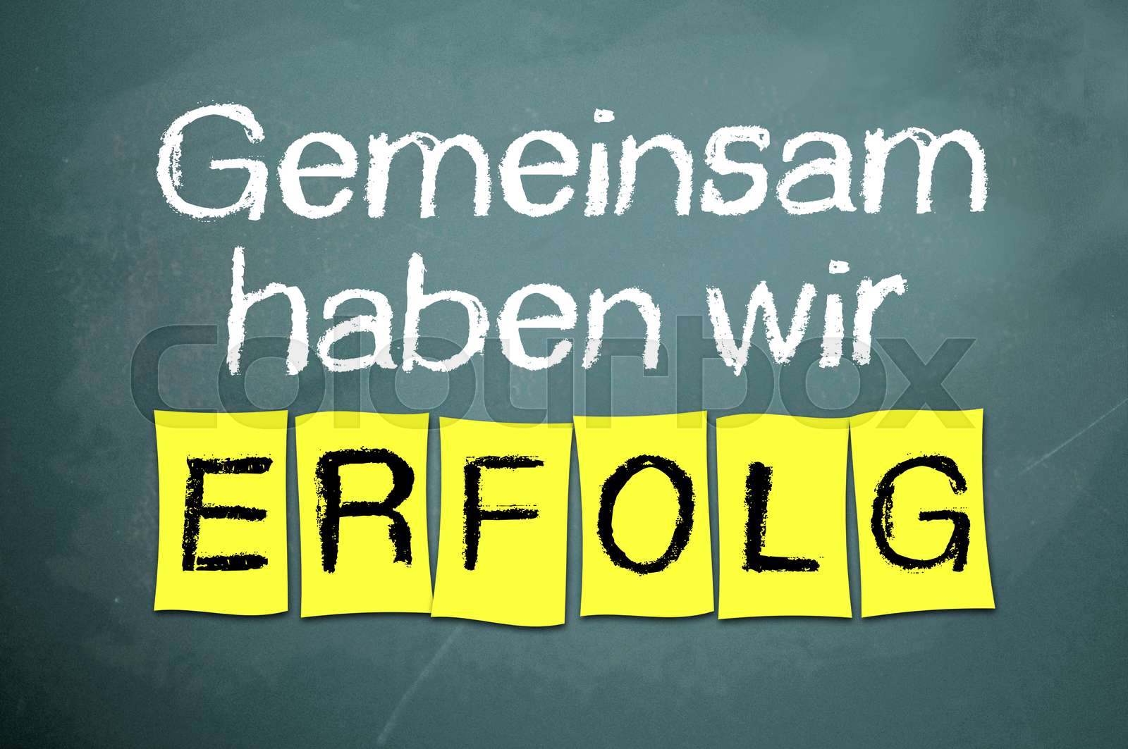 Kreidetafel mit Zettel und Teamwork | Stock Bild | Colourbox