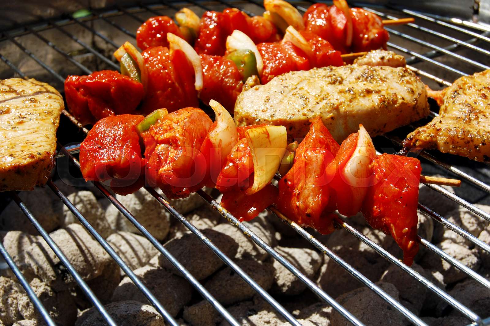 Die Grillsaison ist eröffnet, Grillfleisch auf Grill mit Rosmarin und ...