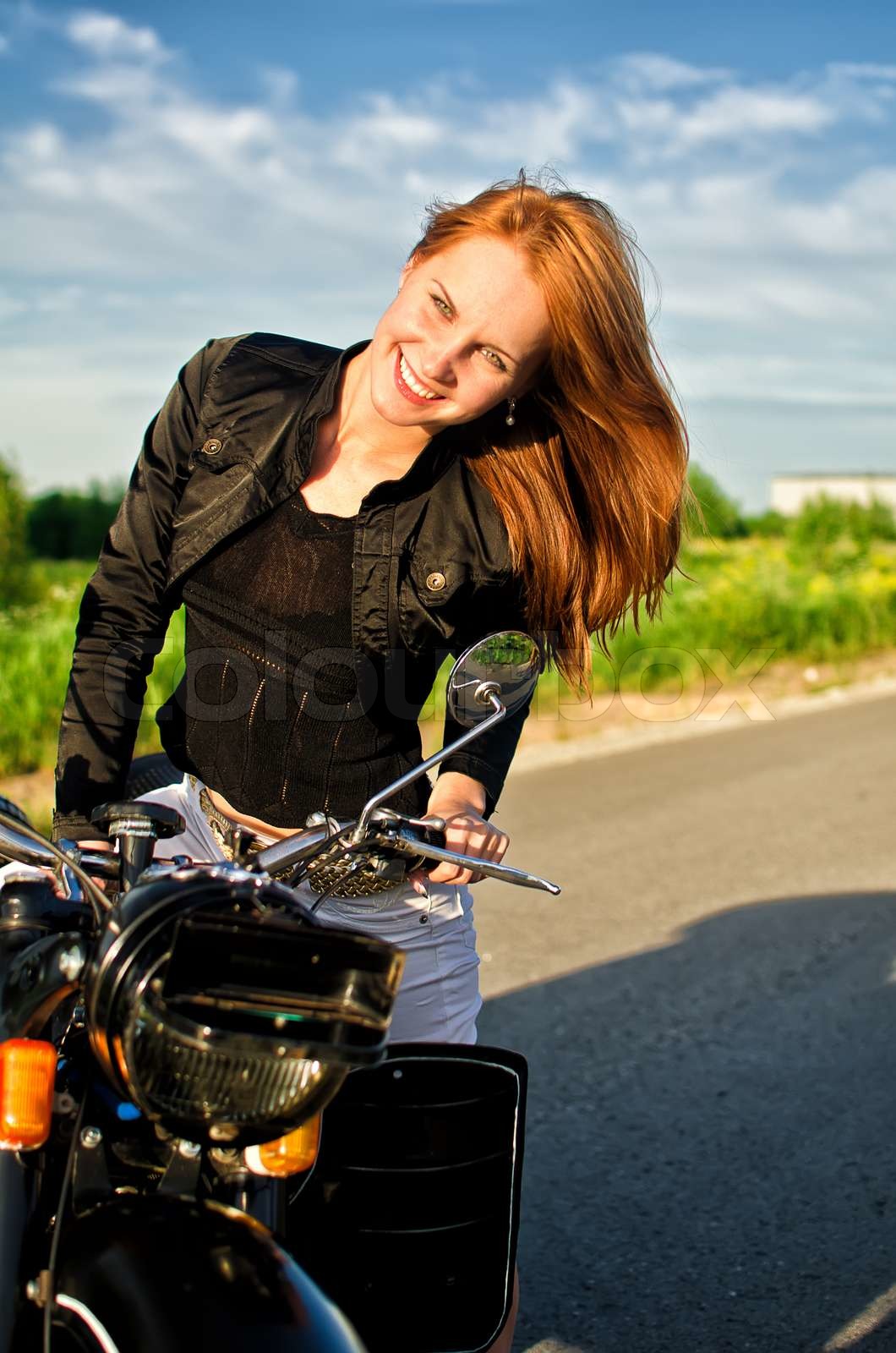 rothaarige, motorrad, biker | Stock Bild | Colourbox