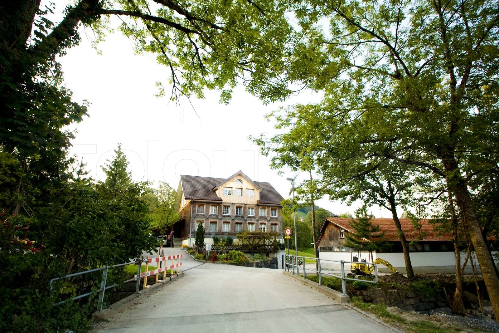 Haus im Dorf | Stock Bild | Colourbox