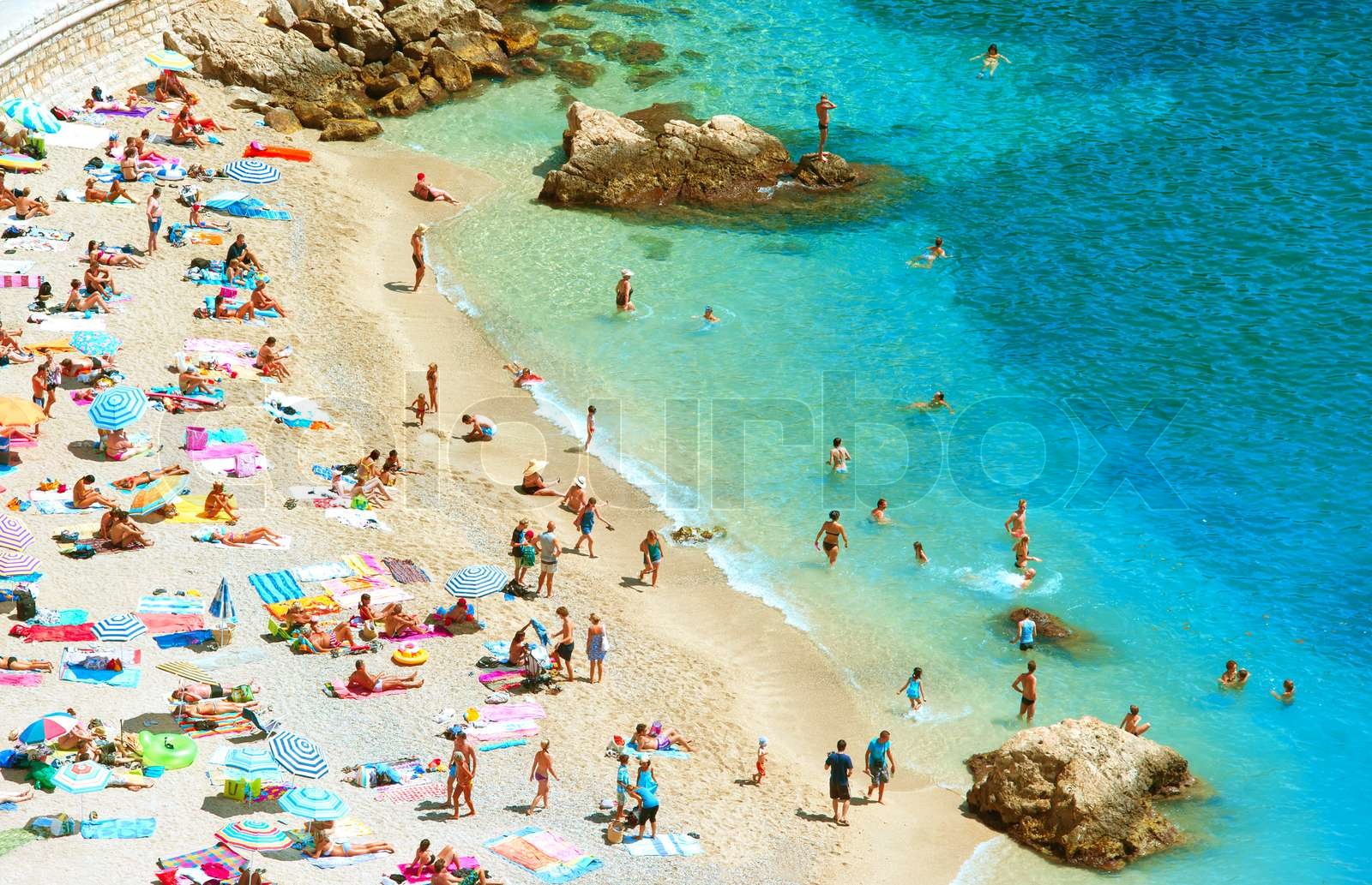 Menschen am Strand mit Liegestühlen und Sonnenschirmen | Stock Bild ...