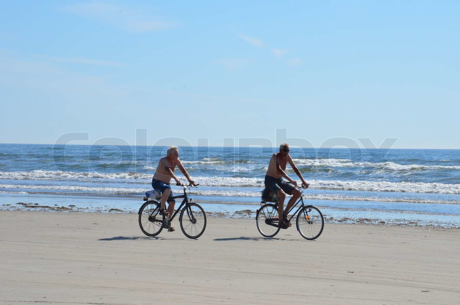familie, mennesker og turister er cykelister og cykler på stor ...