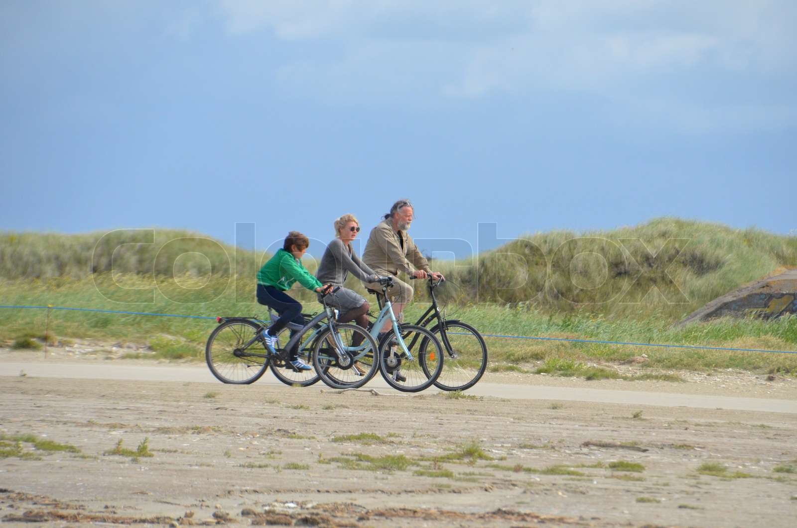 familie, mennesker og turister er cykelister og cykler på stor ...