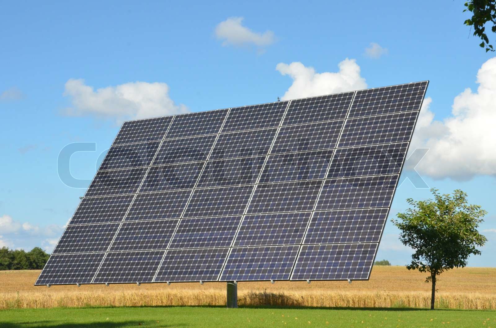 solenergi og moderne solpanel i solskin en sommerdag | Stock foto ...