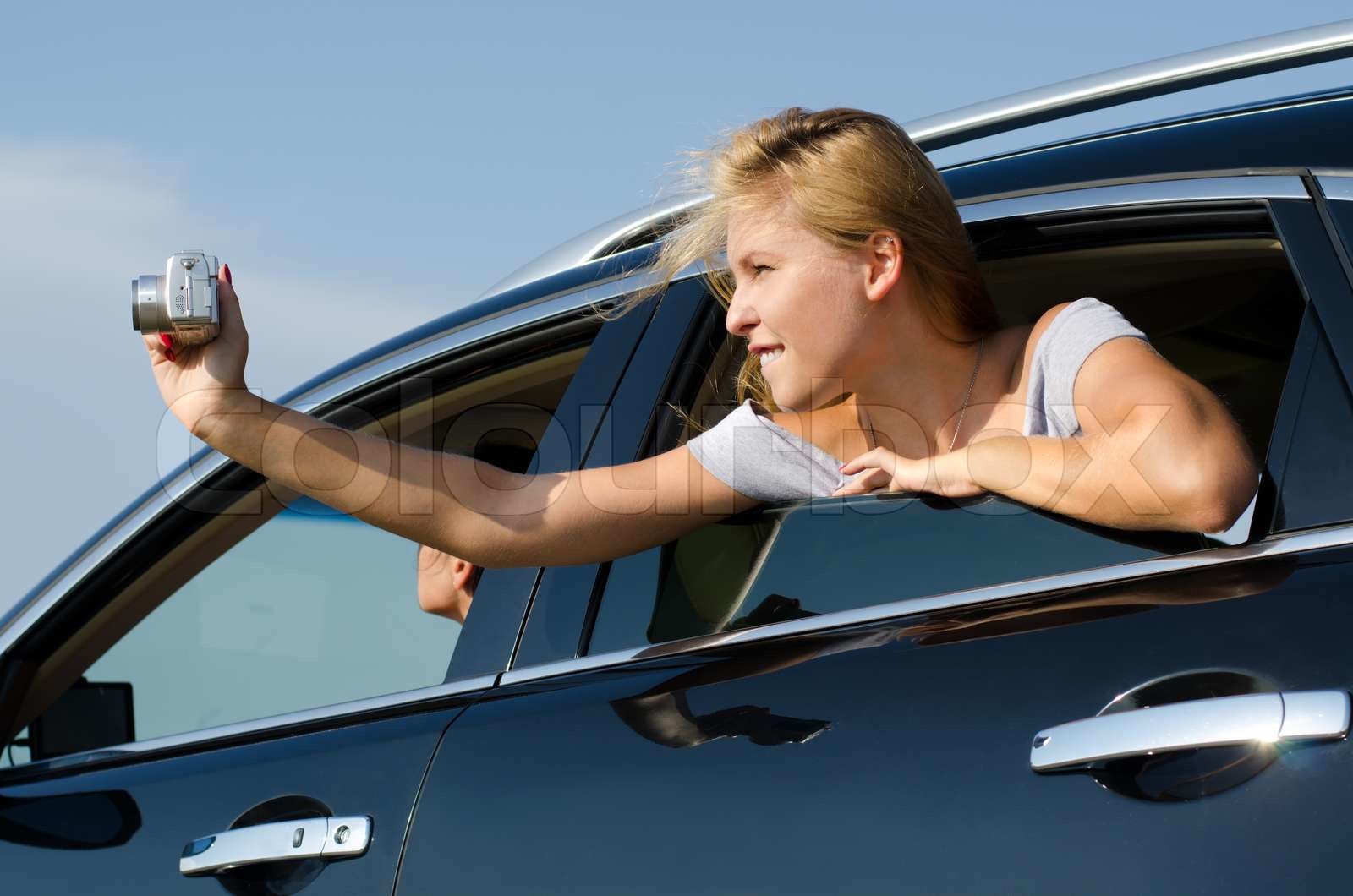 weibliche Touristen Fotografieren aus dem Auto | Stock Bild | Colourbox