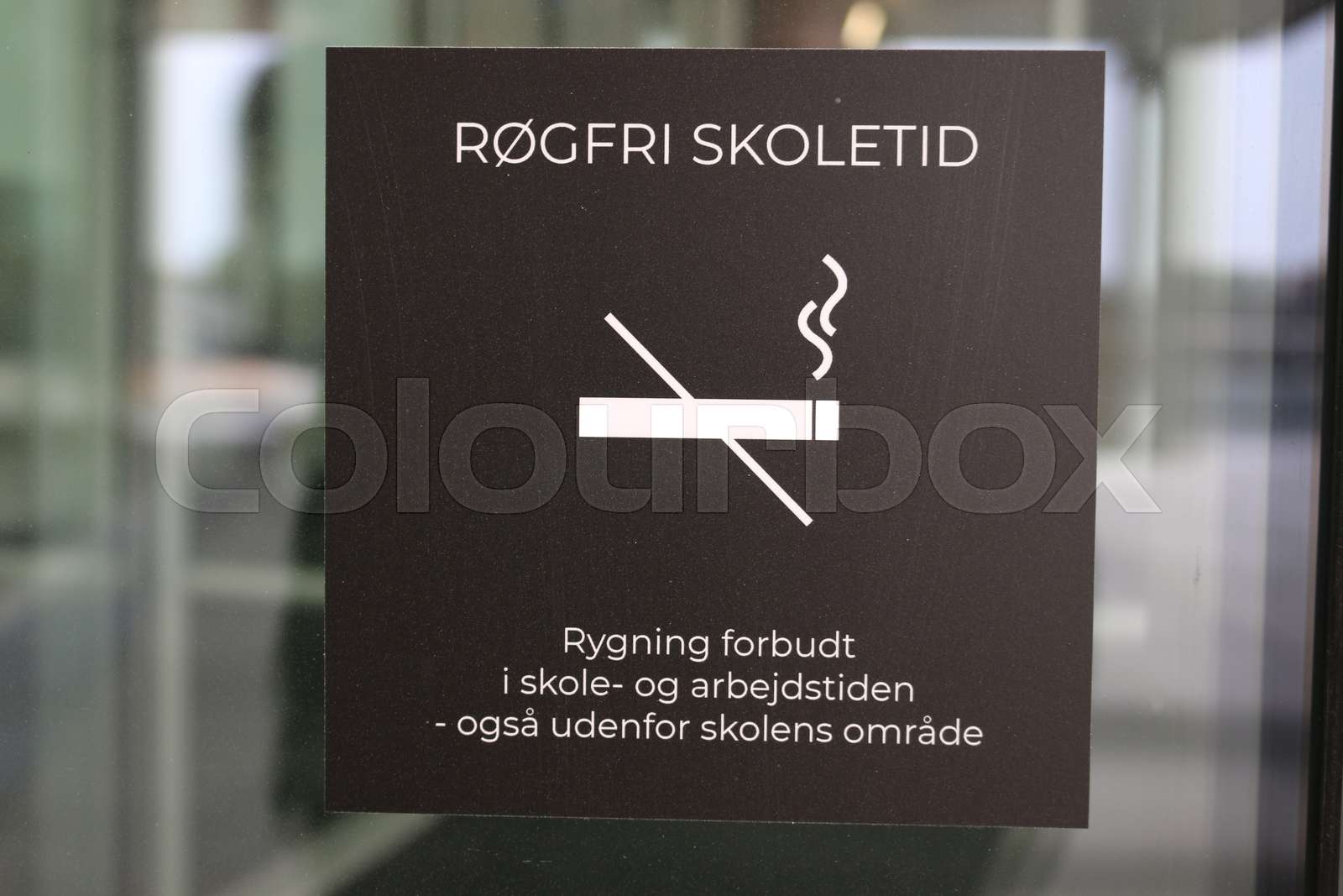 Skilt om forbud mod tobaksrygning i skoletiden på ...