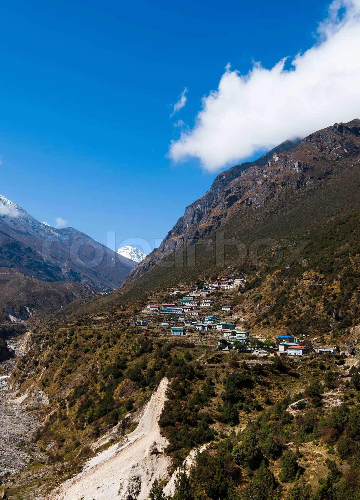 Himalaya Landschaft: Highland Dorf und Berge | Stock Bild | Colourbox