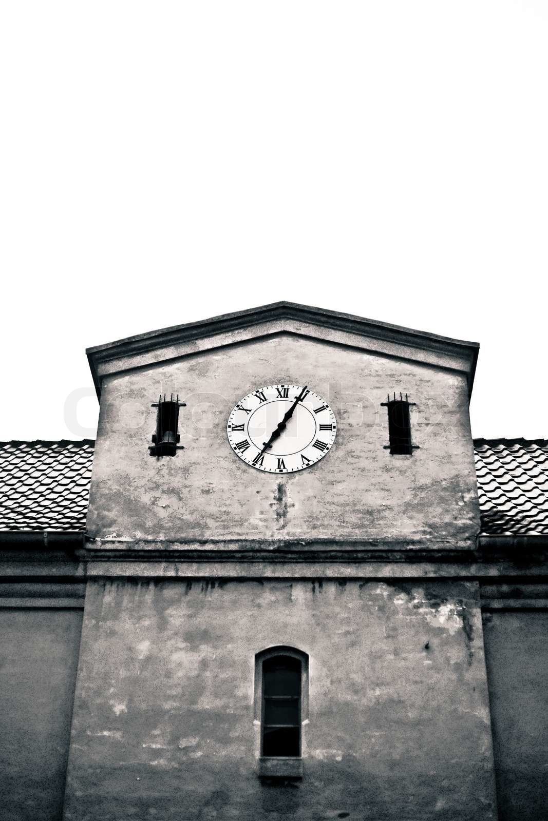 Gammel bygning med et ur | Stock foto | Colourbox