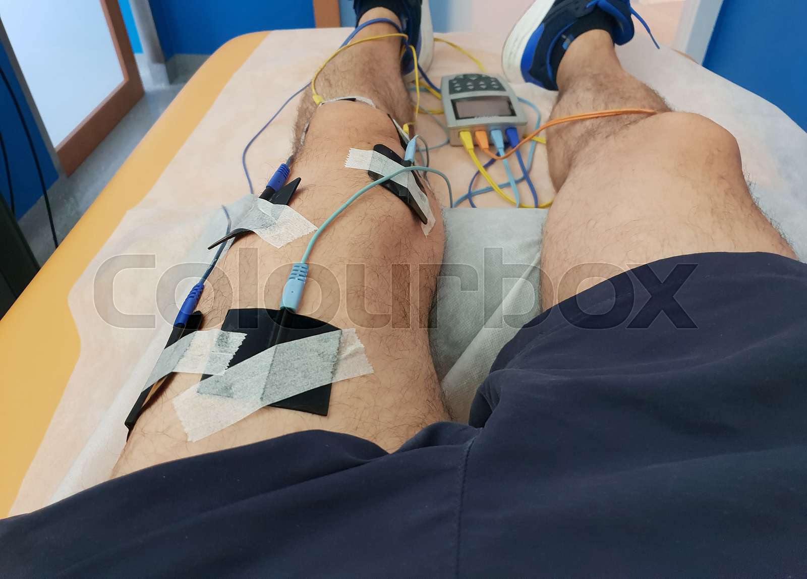 Electrostimulation of the quadriceps as a physiotherapy therapy | Stock ...