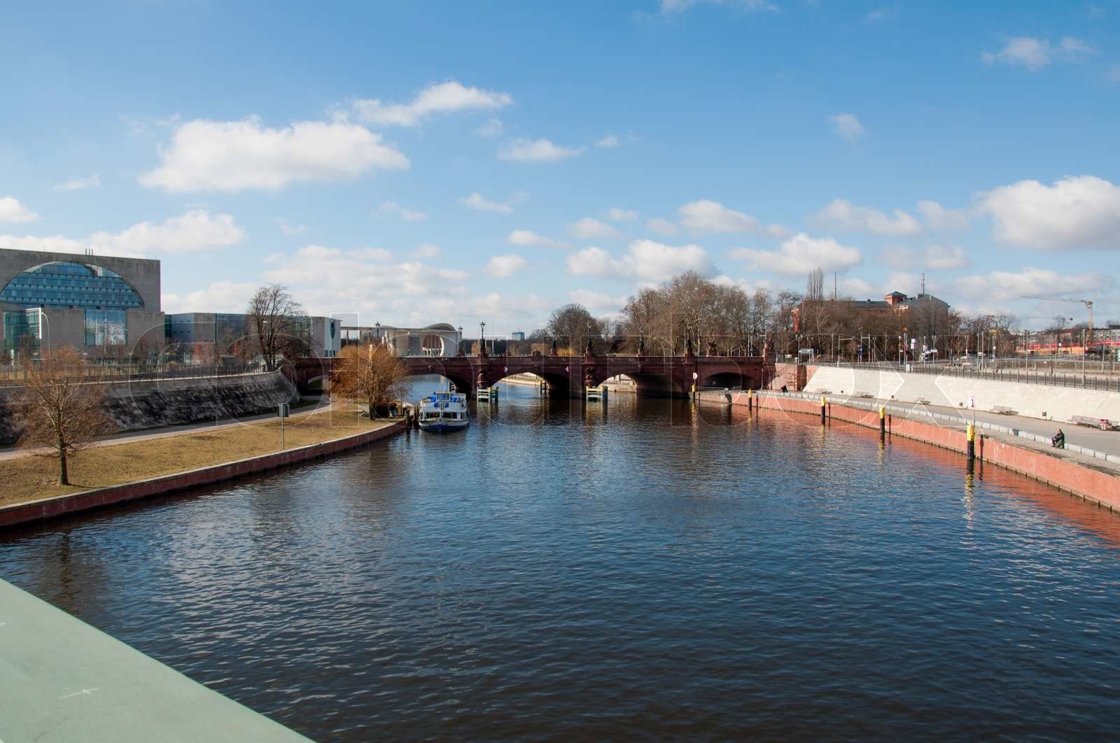 Brücke über den Fluss Spree über Hauptbahnhof in Berlin, Deutschland ...
