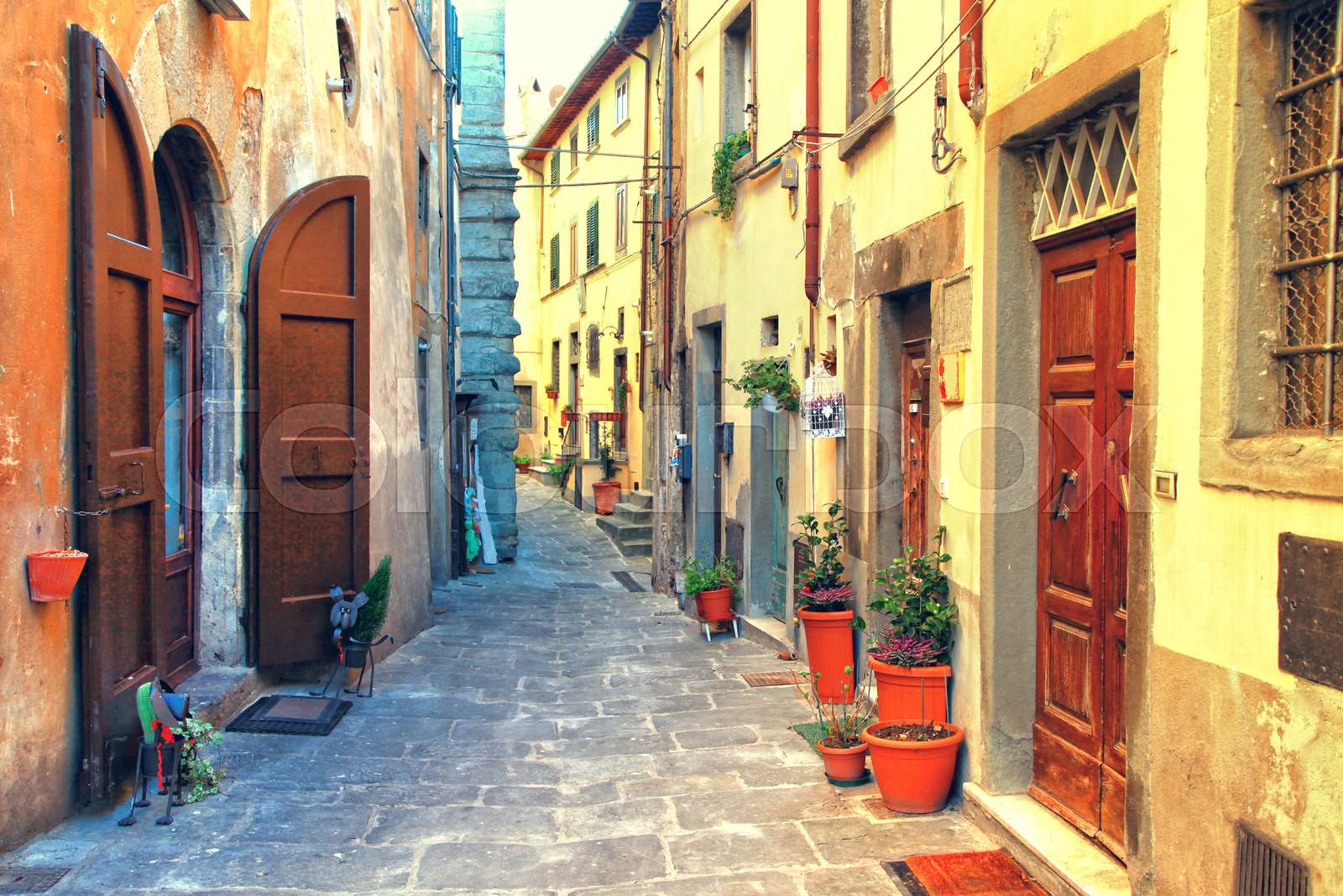 Traditional Italy - old narrow streets of medieval town Siena in ...