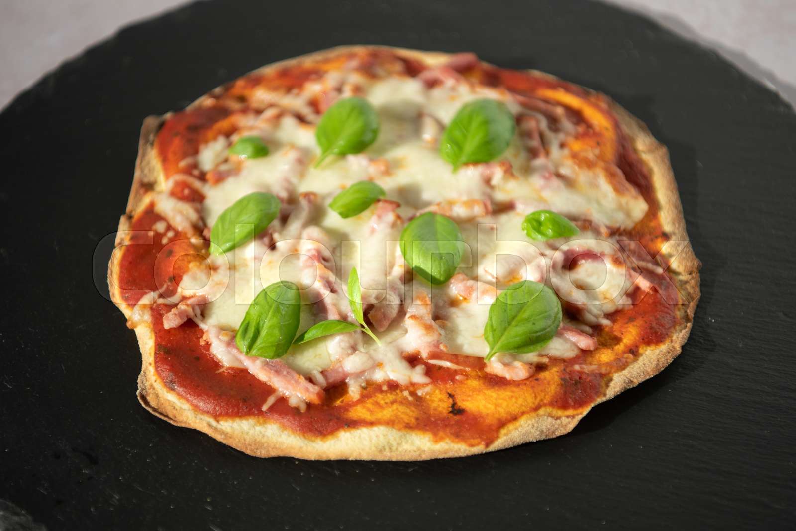 Hjemmelavet skinke pizza | Stock foto | Colourbox