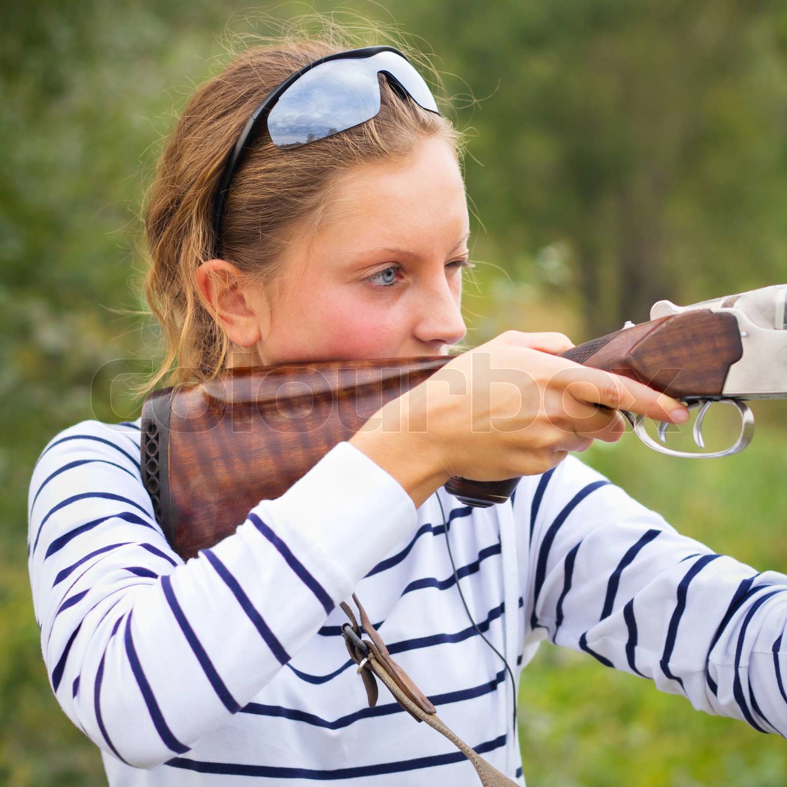 ein junges Mädchen mit einer Waffe für Trap schießen | Stock Bild ...