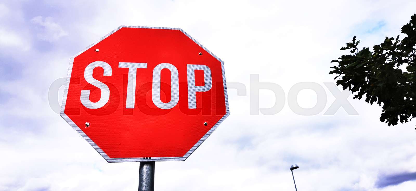 Rødt stop skilt eller trafiktavle med himmel i baggrunden | Stock foto ...