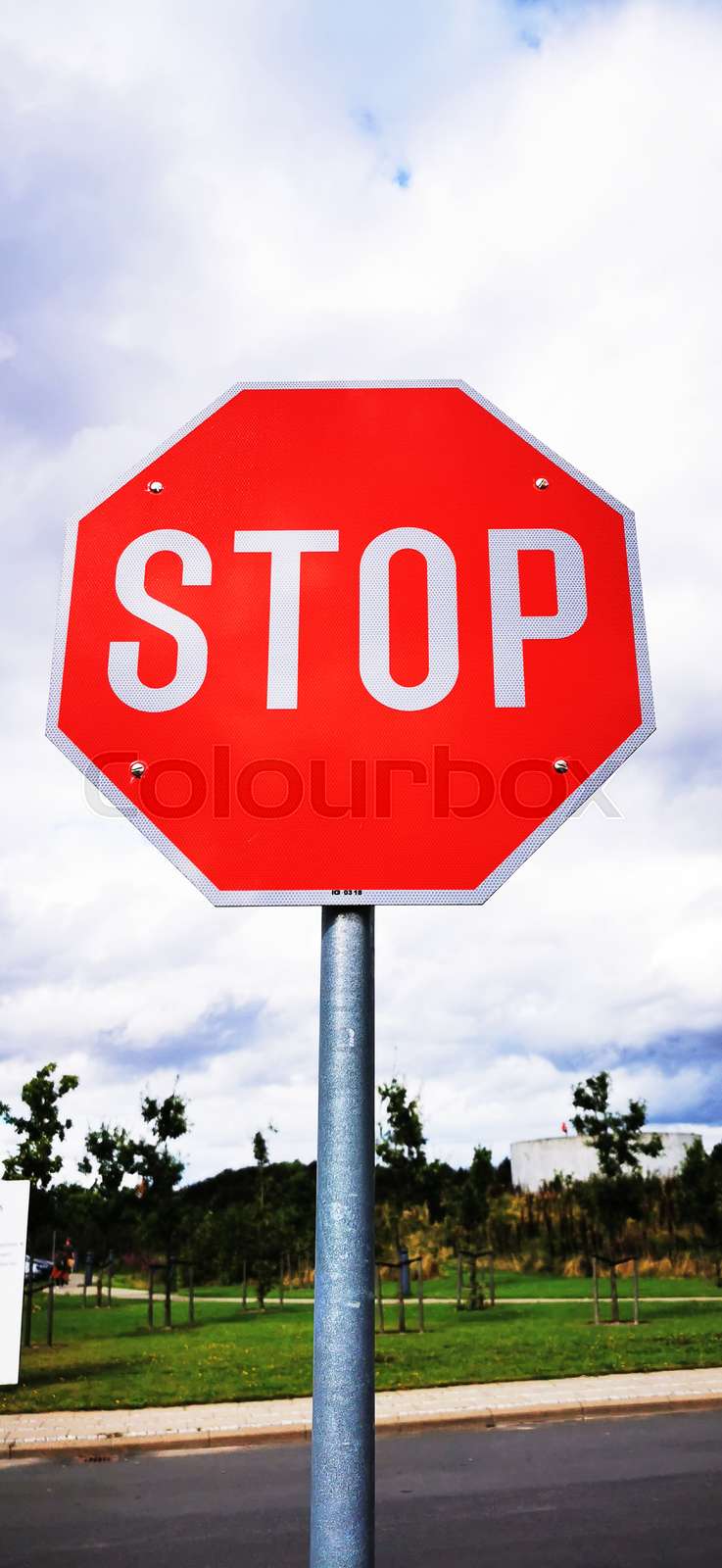 Rødt stop skilt eller trafiktavle med himmel i baggrunden | Stock foto ...