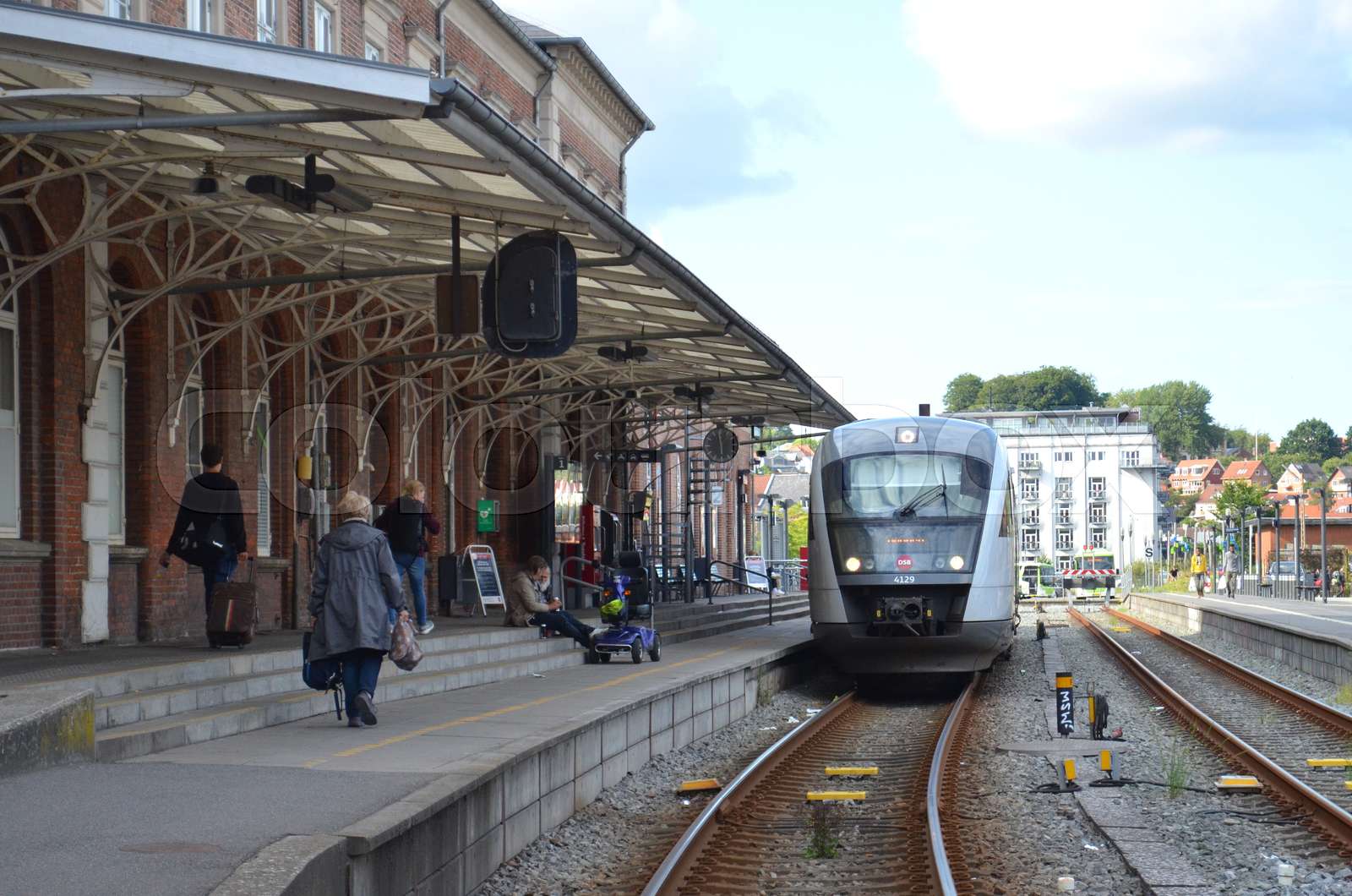 Tog holder ved Svendborg Station på Svendborgbanen på Fyn | Stock image ...