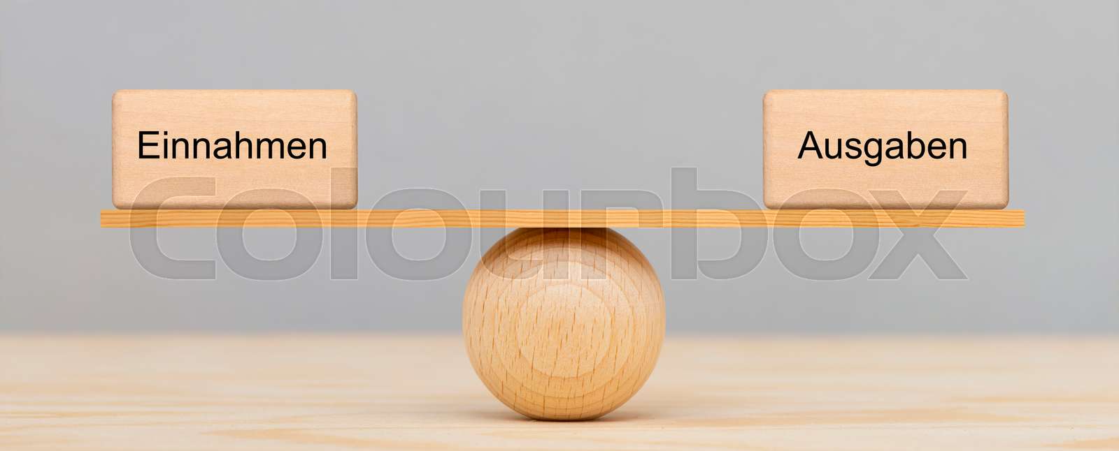 Einnahmen und Ausgaben im Gleichgewicht | Stock Bild | Colourbox