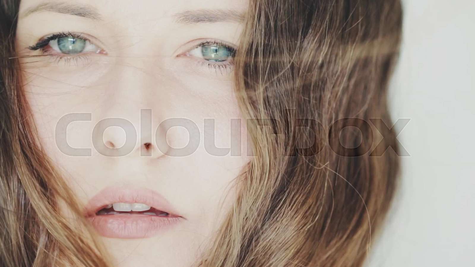 Pretty woman face with natural makeup, healthy skin and long hairstyle ...