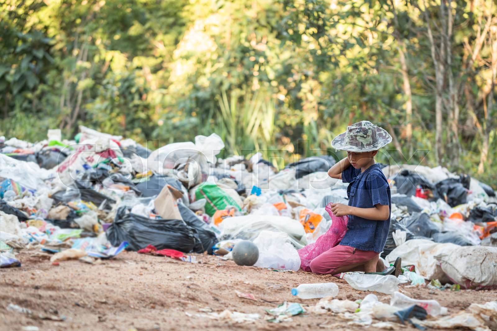 Children find junk for sale and recycle them in landfills, the lives ...
