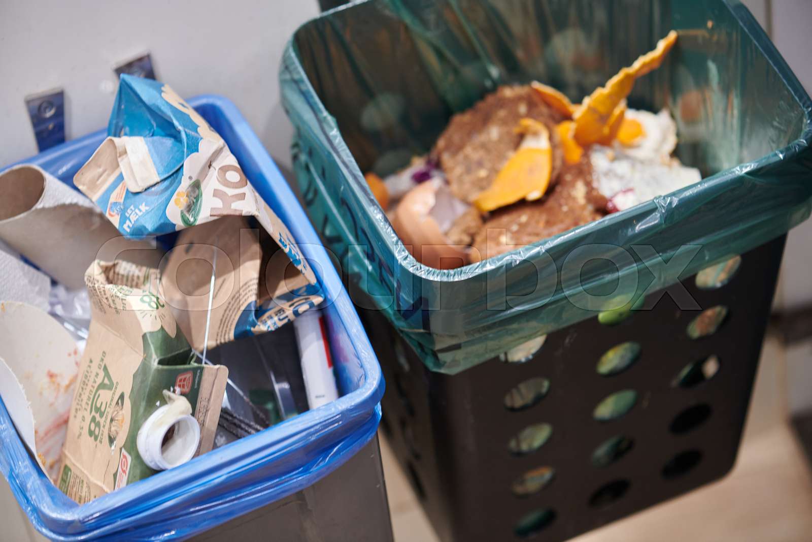 Affaldsspande til sortering, restaffald og madaffald | Stock foto ...