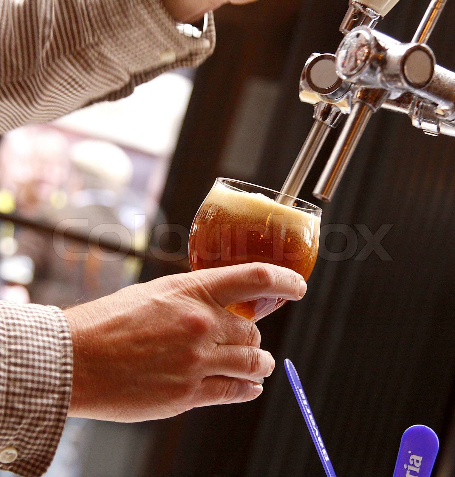 Tippen auf ein Bier | Stock Bild | Colourbox