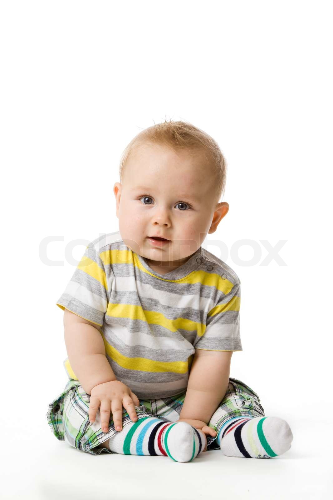 kleiner Junge sitzend | Stock Bild | Colourbox