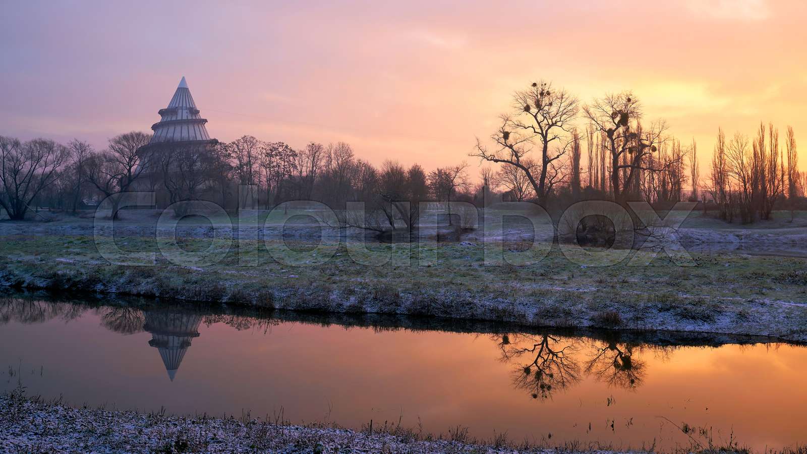 Blick über den Fluss Alte Elbe in Magdeburg bei Sonnenaufgang. Im ...