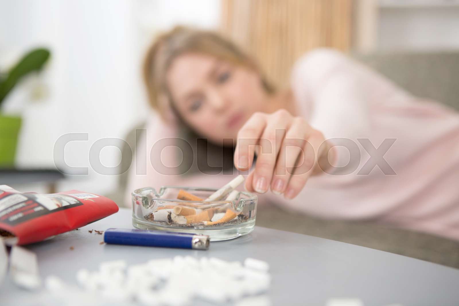 frau, rauch, joint | Stock Bild | Colourbox